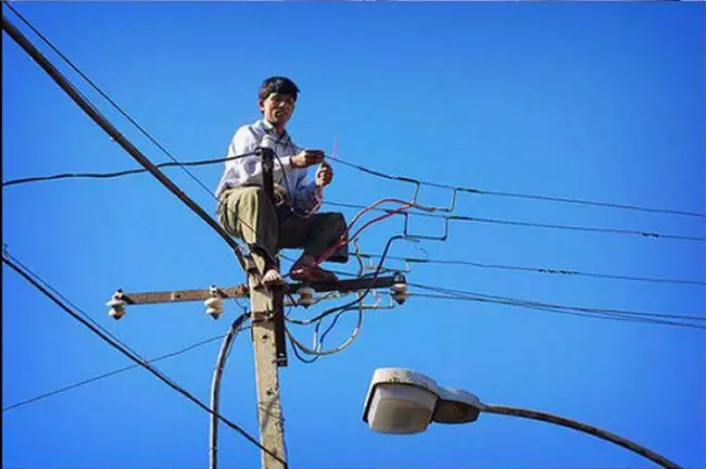 Heute habe ich gemerkt, dass der Beruf meines Lebens ein Elektriker ist. Ich werde die Stange erklimmen!