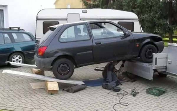 Şeýlelik bilen, bu tigir gymyldamaýan bolsa ... ýöne bu blok gymyldamaz ... we ine birnäçe tagta .. onda belki diri galaryn, hawa.