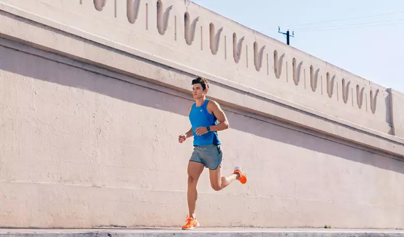 Exercicio aeróbico O exercicio aeróbico pode axudar a superar o estancamento. Non só aumentarán a taxa metabólica, senón que aumentarán significativamente a resistencia do corpo. Con resistencia, será posible traballar con grandes pesas durante moito tempo: este é o primeiro paso para a vitoria sobre a meseta. Ademais, o exercicio aeróbico reducirá o contido de graxa corporal, o alivio muscular será máis nítido, o que tamén servirá de motivación suficiente para seguir adestrando.