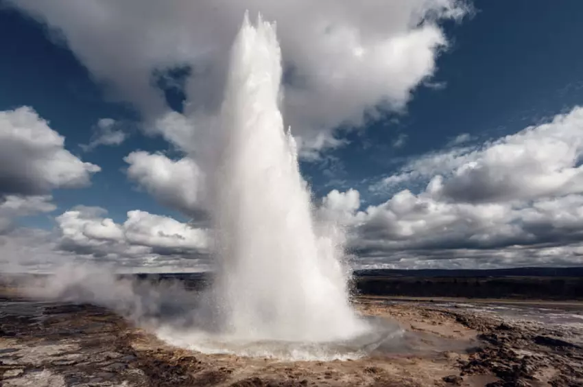 Big Geyser, Iceland Gizizilo lili m'chigwacho m'dzina lodziwika bwino la Høykadalur. Geysir samaphulika kawirikawiri, ndipo amatha kugona zaka zingapo. Munthawi yogwirira ntchito, imaponya madzi otentha mpaka kutalika kwa 60 mita.