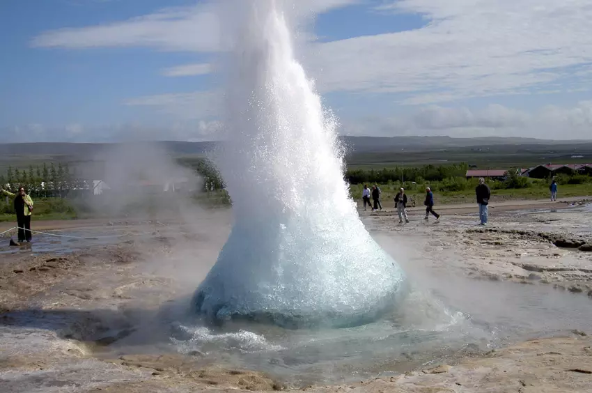 Strokkur, Iceland Ang geyser ay matatagpuan sa isang geothermal na rehiyon malapit sa Hvitau River. Sumabog ito tuwing 4-8 minuto. Ang taas ng mga jet ay mula 15 hanggang 20 metro. Minsan ang geyser ay naglalagay ng isang tunay na pagpapakita ng kalikasan, nagtatapon ng tubig at singaw ng tatlong beses sa isang hilera.