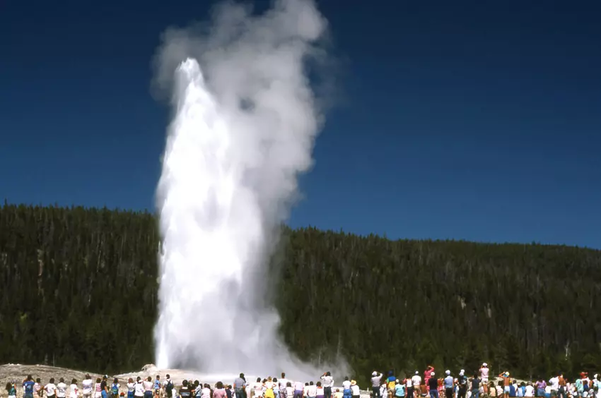 Old Yellow Faithful Geyser, USA, Yellowstone, ကြိမ်နှုန်း ၆၃ မိနစ်ခန့်တွင် cone geyser သည်အမြင့်မီတာ ၃၀ မှ ၆၀ အထိရှိသောရေစီးအားကို ၁၄ လီတာမှ ၃၂ ဝဝဝလီတာအထိထုတ်လွှတ်သည်။ Old Faithful သည် Yellowstone အမျိုးသားဥယျာဉ်၏ပထမဆုံးရေခဲမြစ်ဖြစ်လာသည်။ ၎င်းသည် ၁၈၇၀ တွင်ပြန်လည်ဖြစ်ပွားခဲ့သည်။ ယခုအခါရေခဲမြစ်၏ပါဝါသည်တဖြည်းဖြည်းလျော့နည်းလာပြီးဓာတ်ငွေ့ထုတ်လွှတ်မှုကြားကာလသည်တိုးလာသည်။