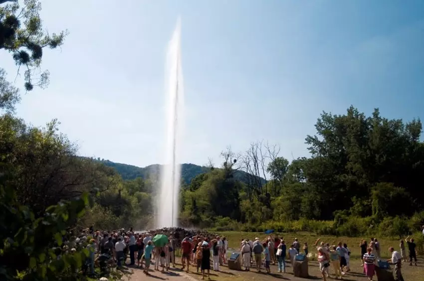 Andernach, Almay Sa a se pi gwo geyser frèt nan mond lan. Li se nan repo pou sèlman 1.5 èdtan, apre yo fin ki li lanse yon kouran dlo 50-60 mèt. Sa a dire apeprè 8 minit.