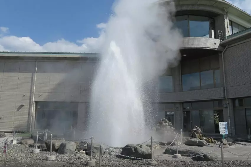 Suwako, Nagano, Japon Nan Nagano, ou ka wè plis ke senpleman makak nèj kap dore nan sous dlo cho. Youn nan pi gwo geysers nan mond lan sitiye isit la. Avèk yon entèval nan apeprè inèdtan, yon kouran dlo 40-50 mèt segondè eklate soti nan geyser la.