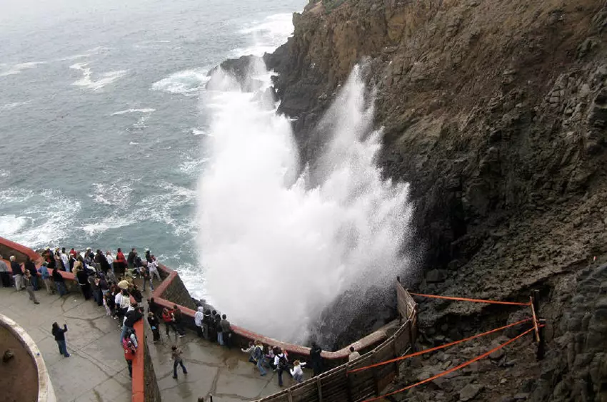 Bufadora, Mexico Gyser yayikulu kwambiri padziko lonse lapansi ili pamtunda wa mphindi 40 kuchokera pakati pa Ensenada. Ndege yamadzi imakakamizidwa kutuluka ndi mpweya, womwe umalowa m'mapanga am'nyanja. Kutalika kwa ndegeyo kumatha kufikira mamita 44, ndipo chodabwitsacho chokha chimachitika mphindi iliyonse ndipo chimatsagana ndi phokoso laphokoso.