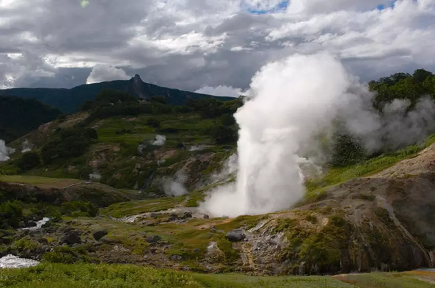 Igihangange, Kamchatka, Uburusiya Uhereye kuri geyer nini yo mu kibaya cya Geysers, isoko y'amazi ashyushye agera kuri metero 35 z'uburebure. Umwuka uva muri geyer urashobora kuzamuka kugera kuri metero 300. Kuruka bimara iminota ibiri. Muri iki gihe, geyer itabwa mu kirere hafi litiro 25.000 z'amazi.