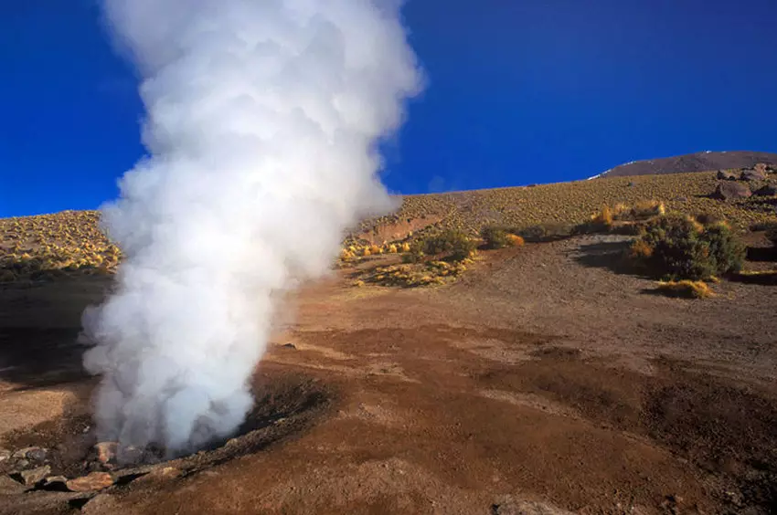 El Tatio, Chile Ang Lambak ng Geysers ay matatagpuan sa Andes, sa taas na 4320 metro. Ang lugar ay kinikilala bilang pinakamataas na talampas sa buong mundo na may geothermal na aktibidad ng geysers. Mayroong halos 80 mga aktibong bukal sa parke. Ang maximum na taas ng pagsabog ay tungkol sa 30 metro.