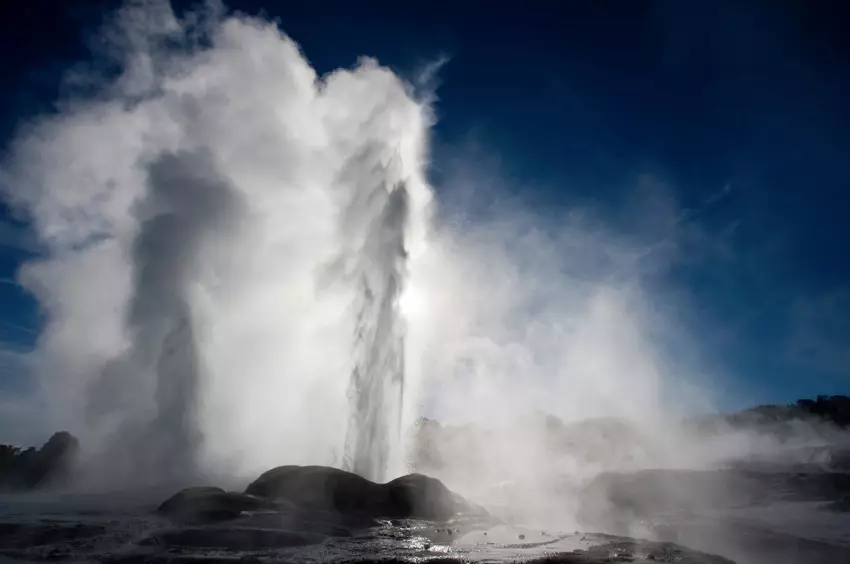 Pohutu, New Zealand Ang geyser na ito ng Rotorua Valley ay itinuturing na pinaka malakas sa lahat ng mga geothermal spring nito. Itinapon niya ang isang jet na may taas na 30 metro. Ang mainit na tubig at singaw ay pumutok humigit-kumulang isang beses sa isang oras.