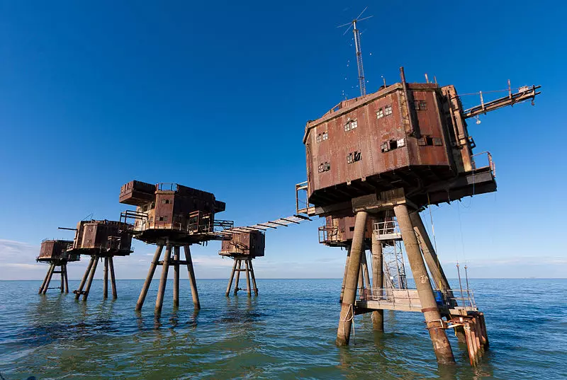 Sea Fort Maunsell England Fortet skulle bli det mest pålitliga försvaret för den engelska kusten från tyska ubåtar. Kanonerna, som finns i sex torn, demonterades först 1950, och själva fortet började sakta sänkas under vattnet.