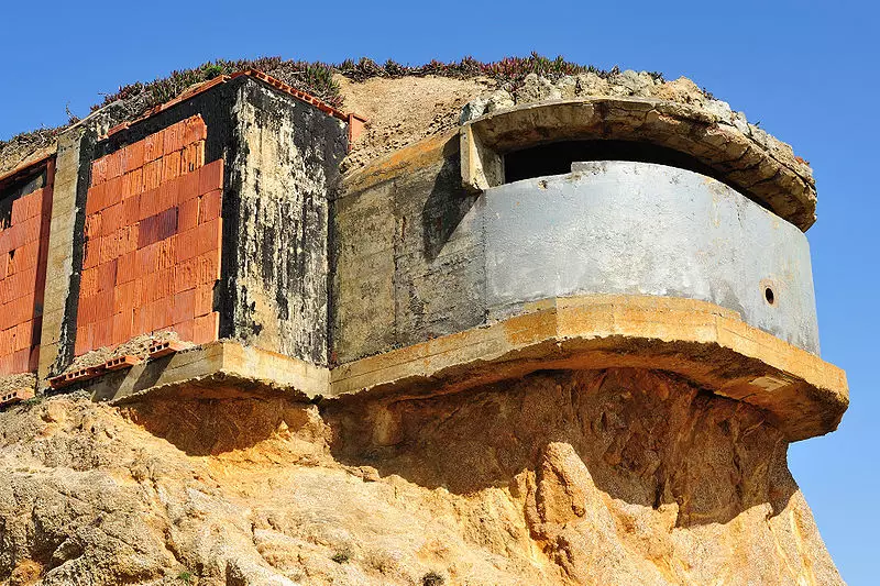 Fort Ord California, USA Il-bunker abbandunat ta 'Fort Ord intuża bħala bażi ta' taħriġ għall-Forzi Speċjali ta 'l-Istati Uniti. Għal bosta għexieren ta 'snin issa, baqgħet kenn għall-gruppi adolexxenti li jorganizzaw is-sessjonijiet ta' taħriġ tagħhom stess hawn.