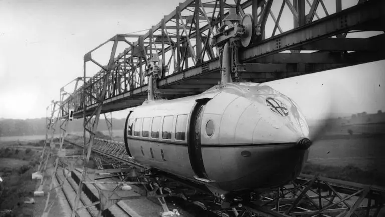 Inginerul britanic Bennie Railplane, George Benny, a fost unul dintre primii care a decis serios să construiască un autoturism. Conform planului lui Benny, locomotiva, construită din banii lui, urma să conecteze cele două capitale principale ale Europei - Londra și Paris cu ajutorul unui monorail. Benny spera că o astfel de „cale ferată” va dezvolta o viteză suficient de mare pentru acea perioadă - 190 km / h.