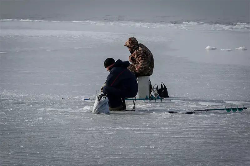 Siirtymät Älä istu kuin idoli yhden reiän päällä, kullekin enintään 10-15 minuuttia. Jos se ei pure täällä, olet ehkä valinnut väärän paikan, koska itse asiassa kala ei ole hajallaan säiliössä, vaan se istuu väijytyksessä pitkään käyttäen säiliön pohjan epätasaisuutta ja kysyy syöttisi.