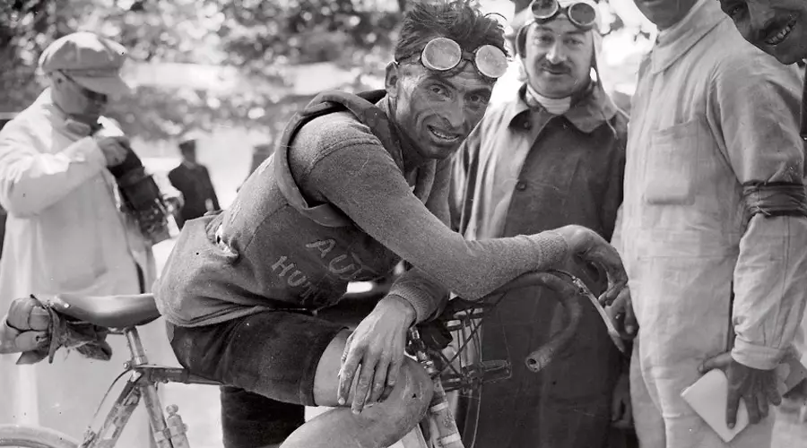 Šampionův poslední běh Vyšetřování smrti Ottavia Bottecchia je dlouhodobě na titulních stránkách evropských novin. Dvojnásobný vítěz Tour de France byl nalezen mrtvý poblíž Jermony. Podle ujištění příbuzných se Bottechchi ráno vydal na své obvyklé cyklistické cvičení. Ottaviovo tělo bylo nalezeno poblíž lesa na cestě vedoucí do houštiny. Policie předložila různé verze toho, co se stalo, až do zúčtování mafie. Nejpravděpodobnější verzí je útok divokého medvěda, který neopatrnému cyklistovi zlomil lebku.