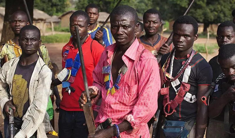 Kamerun Jumlah bahasa: 281 Terdapat lebih daripada 250 kumpulan etnik kecil di negara ini, yang wakilnya lebih suka berkomunikasi dalam dialek asli mereka. Bahasa Perancis dan Inggeris mempunyai status rasmi, tetapi pelancong mesti tinggal di bandar-bandar utama untuk merasa selesa dengan pasangan ini.