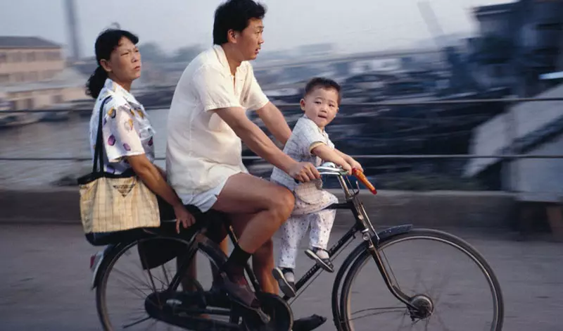 Chine Nombre total de langues : 300 Pour lire un journal chinois, vous devez connaître au moins 3000 caractères. Une personne de bonne famille, instruite, en possède déjà cinq mille. Rien qu'en Chine, il existe sept grands dialectes régionaux : des personnes de différentes régions du pays peuvent tout simplement ne pas se comprendre. La population est divisée en un grand nombre de groupes ethniques, dont chacun avait son propre dialecte dans le passé et l'a conservé jusqu'à nos jours.