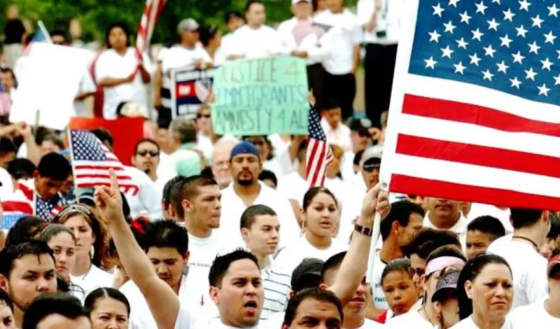 USA Numero totale di lingue: 422 Gli immigrati hanno portato negli Stati Uniti un numero enorme di nuove lingue, utilizzate attivamente dalla diaspora. Certo, il principale mezzo di comunicazione e trasmissione delle informazioni era e rimane l'inglese, ma ogni stato ha il diritto di definire la propria lingua ufficialmente riconosciuta. Alle Hawaii, per esempio, nelle scuole si insegna l'hawaiano, e nel New Mexico c'è una legge secondo la quale lo spagnolo può essere usato alla pari dell'inglese.