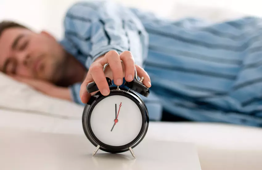 Perché le persone hanno bisogno di dormire Anche se sappiamo che il corpo umano è regolato dal cosiddetto orologio circadiano - uno strumento biologico responsabile del sonno e della veglia - l'essenza di questo fenomeno non è stata ancora spiegata. Durante il sonno, i tessuti, le cellule e molti altri processi vengono rigenerati nel corpo umano. Ci sono organismi che non hanno affatto bisogno di dormire, quindi perché gli umani ne hanno bisogno? Sono state fatte diverse ipotesi riguardo a questo problema, ma nessuna di esse è esaustiva. Sebbene gli scienziati non sappiano esattamente perché dormiamo, hanno già capito quanto sia importante il sonno per il corpo e quanto fortemente influenzi processi come il lavoro mentale e la flessibilità mentale.