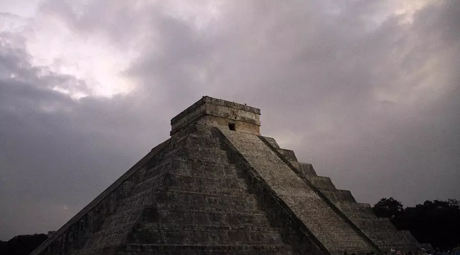 Mga namumugad na manika ng mga Indiano Ito ay naka-out na ang buong pyramid ay itinayo sa prinsipyo ng mga manika na may pugad ng Russia. Ang pinakamalaki sa tatlo (na itinayo sa pagitan ng 1050 at 1300 BC) ay pauna lamang sa isang tunay na misteryo. Ang pangalawang istraktura ay pinetsahan ng mga arkeologo 800-1000 BC. Ang pangatlo, hindi bababa sa, ay itinayo sa pagitan ng 550 at 800 BC. Ang lihim na piramide na ito ay kabilang sa tuktok ng klasikal na panahon ng sibilisasyong Mayan.