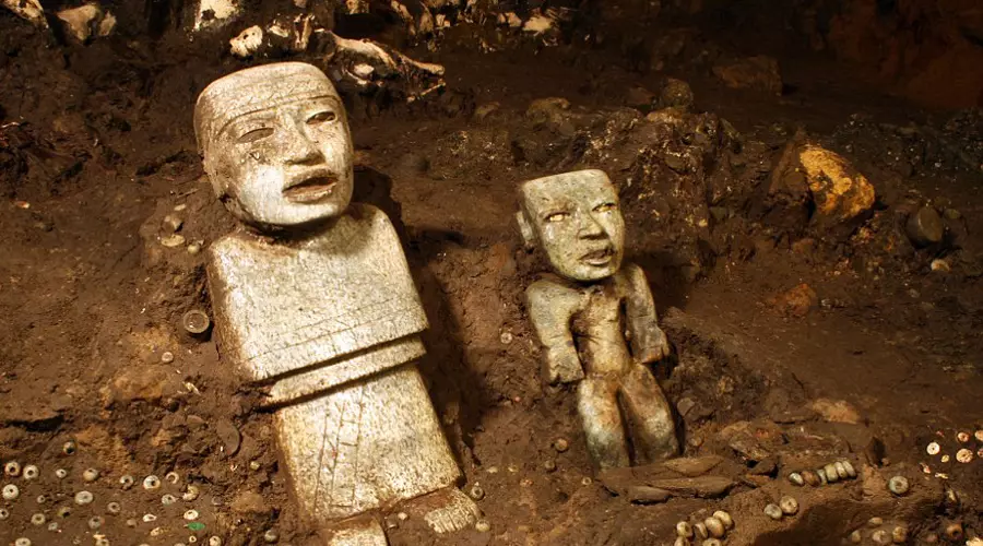 Small cache For archaeologists, the new accidental discovery of Seguru was a real gift. Scientists believe that the sealed room inside the smaller pyramid will give us an opportunity to shed light on the reasons for the sudden decline of the Mayan civilizations, which began around this period. In addition, a small chamber may well be the burial bed of one of the ancient rulers of a great culture. Traditionally, a list of his achievements during his lifetime was put in the crypt of the Mayan leader - Rene Seguru believes that he discovered just such a pyramid.