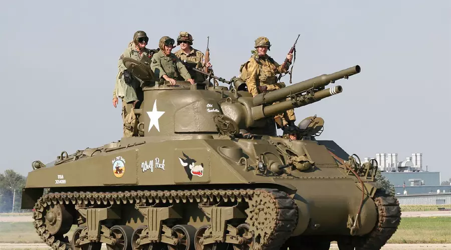 M4 Sherman USA Denne tanken dukket opp i 1941 og ble oppkalt etter den amerikanske borgerkrigshelten, general William Sherman T. Maskinen var ikke forskjellig i alvorlig ildkraft, men USA leverte den gratis til sine allierte. Lend-Lease-programmet gjorde Sherman til en av de mest massive og gjenkjennelige stridsvognene under andre verdenskrig.