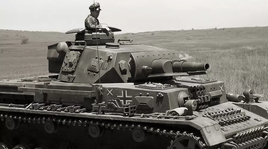 Panzer IV Německo Panzer 4 byl původně koncipován jako podpůrné vozidlo pěchoty, ale v polovině roku 1943 byl používán jako hlavní tank Třetí říše. Panzerkampfwagen byl vyzbrojen 75mm kanónem: zkušený tankista dokázal zničit sovětský T -34 na vzdálenost až 1200 metrů - pokud ovšem nemířil na čelní pancíř. Tato teoretická možnost však ani v nejmenším nezabránila zničení více než 6 000 tanků Panzer IV stejnými „čtyřiatřiceti“ na cestě z Moskvy do Berlína.