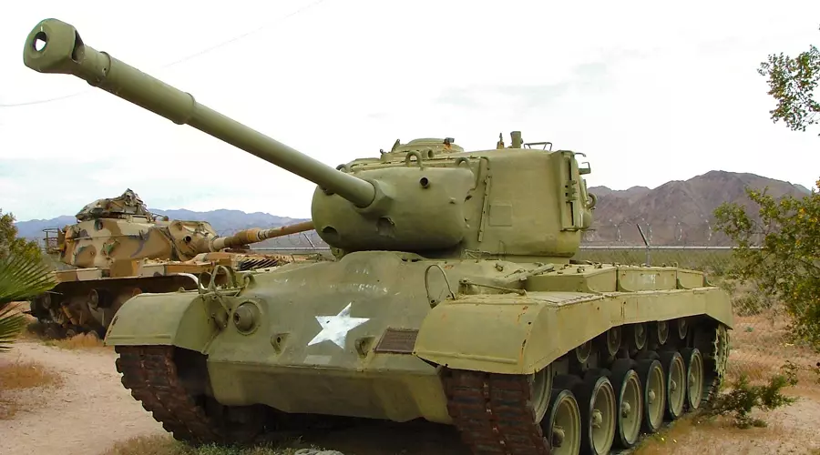 M26 Pershing USA აშშ -ს ასევე სჭირდებოდა საკუთარი მძიმე ტანკი. 1944 წლის დასაწყისში, ამაზრზენი M26 Pershing, აღჭურვილი 90 მმ ქვემეხით, დაეშვა ევროპის ბრძოლის ველზე. სინამდვილეში, გერმანელებსა და იაპონელებს არაფერი ჰქონდათ წინააღმდეგი ამერიკული ტანკისა. თუმცა, M26 ძალიან გვიან გამოჩნდა და მხოლოდ 20 ეგზემპლარი იბრძოდა მოკავშირეების მხარეს. ამერიკელები რომ იყვნენ უფრო მოქნილნი, M26- ს შეეძლო შეცვალოს ომის მთელი კურსი.