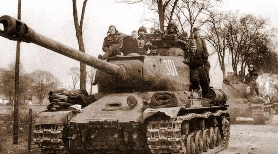 IS-2 USSR Den frontale rustningen til IS-2 var ugjennomtrengelig selv for tyske luftvernkanoner fra en avstand på 1000 meter. Tanken dukket opp i 1944: en massiv 122 mm kanon sikret umiddelbart statusen til en pansret snikmorder for denne modellen. Totalt ble det bygget 2 252 IS -2 -maskiner - disse maskinene ble spydspissen for stålslaget til den røde hæren, som drev nazistene til Berlin.