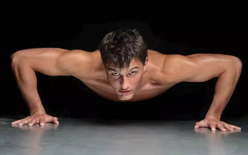 Sentadillas Plank Push-up Póngase en cuclillas hasta que sus muslos estén paralelos al suelo, luego coloque las manos en el suelo, salte con los pies hacia atrás y haga una flexión de brazos. Para volver a la posición en cuclillas, salta hacia adelante. Suena bastante difícil, pero una vez que comprenda el principio, este ejercicio será fácil.