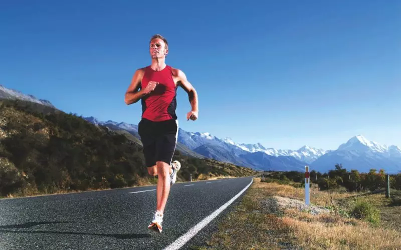 100 m hlaup Strax eftir síðustu æfingu skaltu hlaupa 100m hlaupið eins hratt og þú getur. Ef þú hefur ekki nóg pláss fyrir þetta hlaup skaltu hlaupa á stað í 15 sekúndur. Þetta lýkur 20 mínútna æfingu þinni.