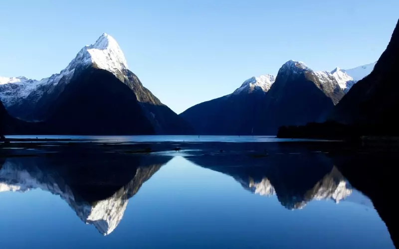 Jezioro Taupo Wśród fantastycznych zielonych krajobrazów Wyspy Północnej w Nowej Zelandii, pod wodami jeziora Taupo leży kaldera wielkiego i strasznego wulkanu Taupo. Erupcja, która miała miejsce ponad 26 tysięcy lat temu i znana jest jako erupcja Oruanui była największa w ciągu ostatnich 70 tysięcy lat. A jeśli Taupo, który nie śpi, a tylko drzemie pod słupem wody, obudzi się ponownie i postanowi urządzić apokalipsę dla tej krainy, to prawdopodobnie Nowa Zelandia nigdy nie zadowoli nas swoim pięknem.