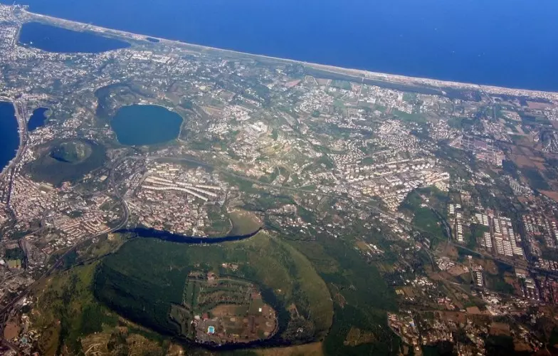 Campi Flegrei Mu Butaliyani, hafi ya Naples, hari Caldera ya Campi Flegrei - imwe mu birunga binini kandi biteje akaga ku isi. Ntibishoboka kubona umuyaga wibirunga wihishe munsi yiki gisa nkaho gituje. Ariko, mugihe habaye kuruka, hejuru yisi izacika, kandi bidatinze ibirometero 13 byose bya Caldera bizasenyuka mubigega hamwe na magma, nabyo bizatangira kwisuka hejuru. Kuruka birashoboka cyane ko bizana gushiraho cone nshya imeze nka Vesuvius. Kandi mubihe bibi cyane, igice kinini cyubuzima muburayi kizarimburwa.