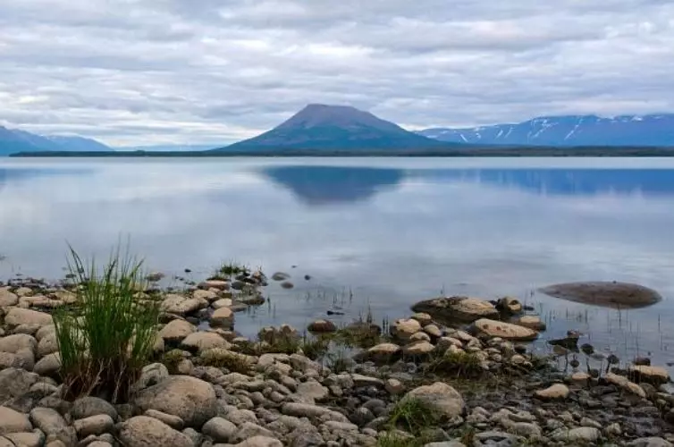 Kamchatka Supervolcano Net esou laang virun, nämlech am Joer 2007, hunn d'Wëssenschaftler vum Institut fir Vulkanologie a Seismologie vun der Far Eastern Branch vun der Russescher Akademie vun de Wëssenschaften den éischten (an hoffentlech dee leschte) Supervulkan entdeckt aus Russland. Déi rieseg Kaldera - Karymshina - geformt um Territoire vu Süd Kamchatka viru ronn 1,5 Millioune Joer, wéi den entdeckten Supervulkan fir déi leschte Kéier ausgebrach ass. D'Wahrscheinlechkeet datt de Vulkan vun der Kamchatka Hallefinsel erëm aktivéiert ass zimmlech héich, well de Grousse Ring vu Feier ganz no ass. Zousätzlech sinn an de leschte Joeren e puer grouss Vulkaner an der Géigend méi aktiv ginn, an déi wuessend seismesch Aktivitéit kann ofwiesselnd e risege Supervulkan provozéieren, iwwer d'Konsequenze vun engem Ausbroch vun deem d'Wëssenschaftler probéieren sou wéineg wéi méiglech ze schwätzen.