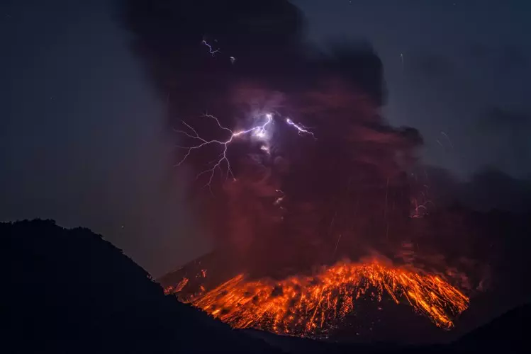 Sakurajima W południowej części japońskiej wyspy Kiusiu znajduje się gigantyczna kaldera wulkaniczna - Aira. Wewnątrz samej kaldery znajduje się japońskie miasto Kagoshima oraz „młody” wulkan Sakurajima, który powstał około 13 tysięcy lat temu. Od połowy ubiegłego wieku Sakurajima nie zaprzestał swojej działalności, nieustannie wyrzucając kłęby dymu z krateru. Mieszkańcy Kagoshimy żyją dosłownie jak na wulkanie, ponieważ erupcja może rozpocząć się w każdej chwili. Pomimo tego, że bezpośrednio w jej sąsiedztwie zbudowano specjalne schrony, trudno powiedzieć, jak poważne będą konsekwencje jego erupcji.