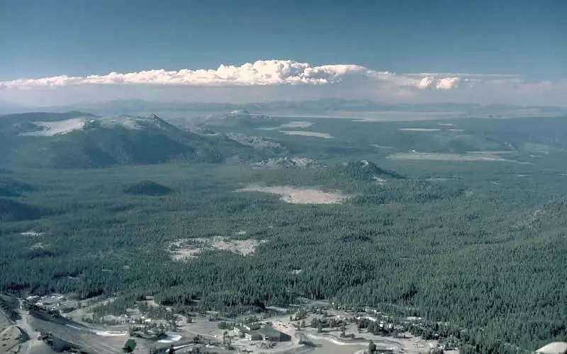 Long Valley Long Valley läit am Oste vu Kalifornien bei de Mammoth Bierger. Long Valley Caldera gouf geformt als Resultat vum Ausbroch vun engem risege Vulkan dee viru ronn 760 dausend Joer geschitt ass. Als Resultat vu gewaltsam vulkanescher Aktivitéit war d'Magmakammer ënner dem Sommet komplett eidel, an de Vulkan ass wuertwiertlech duerch de Buedem gefall. Awer et ass net ouni Spuer verschwonnen. Am Joer 1980 koum hei eng Serie vu grousse Äerdbiewen, déi den Opstig vun enger erëmbelieft Kuppel markéieren. Zënterhier, um Territoire vum Long Valley, goufen Zidderen an Erhiewung vum Buedem konstant opgeholl, begleet vun Ännerungen an der Waassertemperatur a waarme Quellen a Gasemissiounen. Insgesamt gëtt dëst de Fuerscher eng fair Suerg.