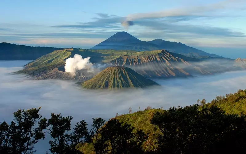 Lago Toba Na ilha indonésia de Sumatra está o maior lago vulcânico da Terra, formado na caldeira do vulcão Toba durante a última erupção que ocorreu há 74 mil anos. A atividade de um vulcão tão poderoso pode ter as consequências mais graves para o clima global. É altamente provável que o vulcão gigante possa em breve acordar novamente. Os cientistas são informados sobre isso pela liberação de gases vulcânicos e aquecimento do solo na superfície de Toba.