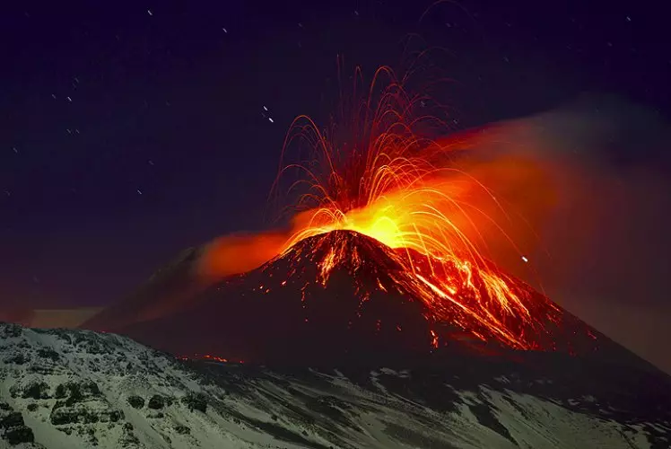 Merapi Tas ir viens no visbriesmīgākajiem un aktīvākajiem vulkāniem Indonēzijā un viens no desmit aktīvākajiem vulkāniem pasaulē. Merapi eksplodē vidēji reizi septiņos gados, apkārtnē atklājot lavas un pelnu mākoņu straumes. Vietējiem iedzīvotājiem milzīgs vulkāns, slepkava un labdaris saplūda vienā: vulkāniskie pelni pārvērš augsni ap Merapi par auglīgākajām zemēm - zemnieki gadā savāc no laukiem vairākas ražas. Tomēr cilvēki skrien neatskatoties, kad sāk plosīties Merapi: lavas un akmeņu upes, mazas mājas lielumā, vairākkārt pārvērtušas šo pārtikušo zemi par post-apokaliptisku tuksnesi.