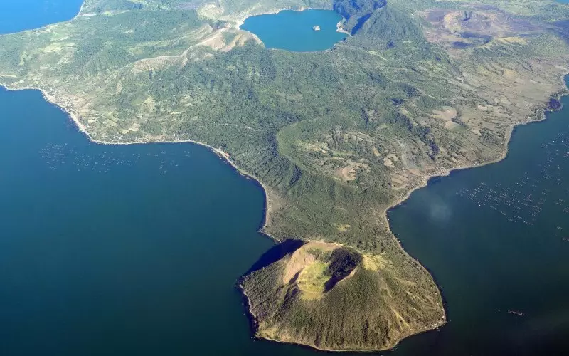 塔尔 塔尔火山以其毁灭性和强大的喷发而臭名昭著。它距离菲律宾首都和太平洋火环足够近。人们相信，它周围的湖泊实际上是一座古老的超级火山火山口的遗迹。如果这个假设是正确的，那么一次大喷发就足以使上升的火山气体和火山灰在地球大气中保持数月之久。不幸的是，塔尔早在 90 年代就开始出现活动迹象，2010 年菲律宾当局提高了他的焦虑程度。这两个事实都让人认为塔尔火山喷发随时可能开始。