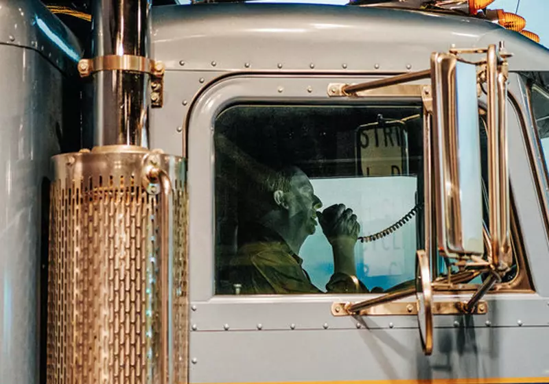 Spit in the Soul Gesetze von Massachusetts verbieten dem Fahrer eines Fahrzeugs, aus einem Fenster zu spucken. Alle außer den LKW-Fahrern. Sie können sogar den ganzen Weg spucken - völlig ungestraft.