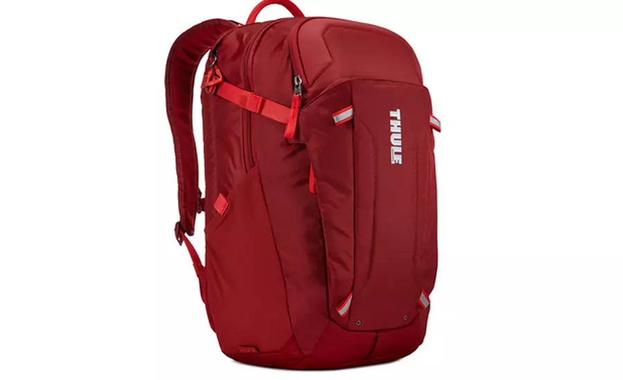 O orgulho da nova linha de mochilas urbanas Thule EnRoute é um esquema de cores emprestado da própria natureza - bluegrass brilhante e expressivo, azeite elegante e vinho de Borgonha que é relevante nesta temporada. É claro que os designers da marca não desconsideraram os clássicos - uma mochila na cor preta ou uma alternativa de cor cinza profundo ficará bem tanto com terno quanto com jeans.