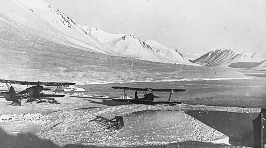 Muvaffaqiyatli suzish Chukchi dengizida Chelyuskin nihoyat muz bilan siqildi. Vrangel oroliga qo'nishning iloji bo'lmagani uchun, oldindan rejalashtirilganidek, paroxod muz bilan birga bir necha hafta davomida suzib ketdi. Yaxshiyamki, oqim uni Bering bo'g'oziga olib keldi. 4 -noyabr kuni Shmidt Shimoliy dengiz yo'lining muvaffaqiyatli o'tishi haqida telegraf yozdi: Chelyuskinga suvni tozalash uchun bir necha kilometr qoldi.