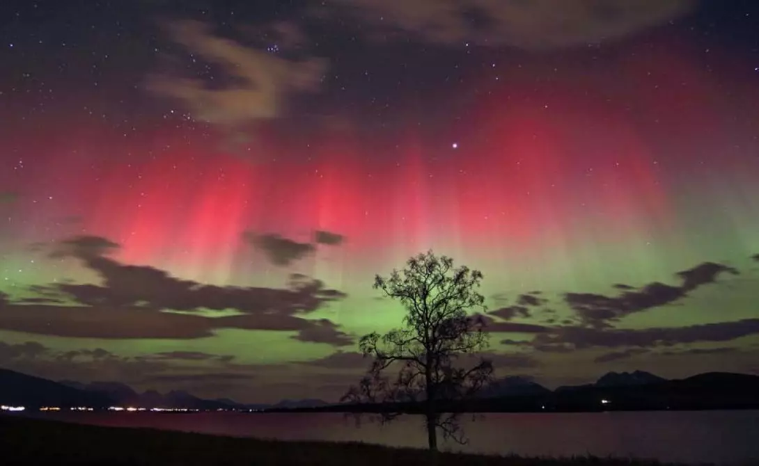 Polaire kleuren Je hebt vast wel eens gehoord van het poollicht of het noorderlicht. Zo'n spektakel van dramatisch oogverblindende kleuren, die de lucht transformeren in een echt canvas van een moderne kunstenaar, gebeurt in de poolcirkel. Maar wist je dat er iets verbazingwekkends in de wereld is: het zuiderlicht, Aurora Australis?