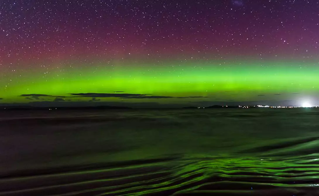 Slični uvjeti južnog svjetla javljaju se kada električno nabijene čestice solarnog vjetra uđu u Zemljinu atmosferu i počnu interakciju s plinovima. Poput sjevernog svjetla, Aurora Australis nudi gledateljima fantazmagorični svjetlosni prikaz na noćnom nebu.