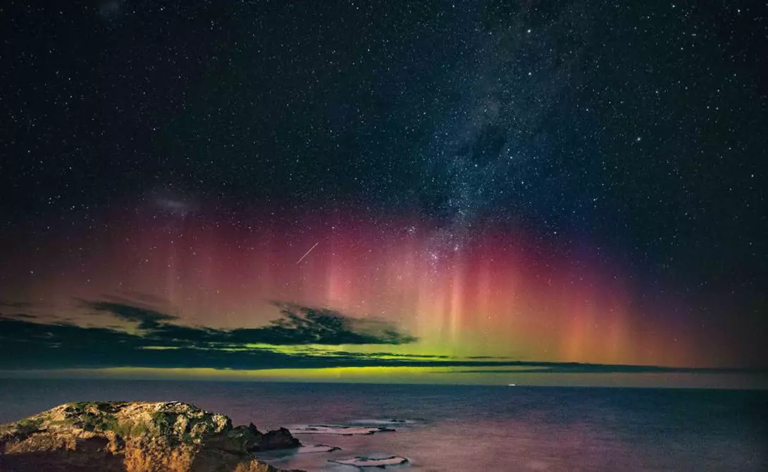 Inne planety Co najbardziej zaskakujące, zorze polarne występują również na innych planetach. W tym celu nie musi się pokrywać wiele czynników: silne pola magnetyczne, wiatr słoneczny i jakiś rodzaj atmosfery. Na przykład astronomowie uchwycili pokazy polarne na Wenus, Marsie, Uranie i Neptunie.