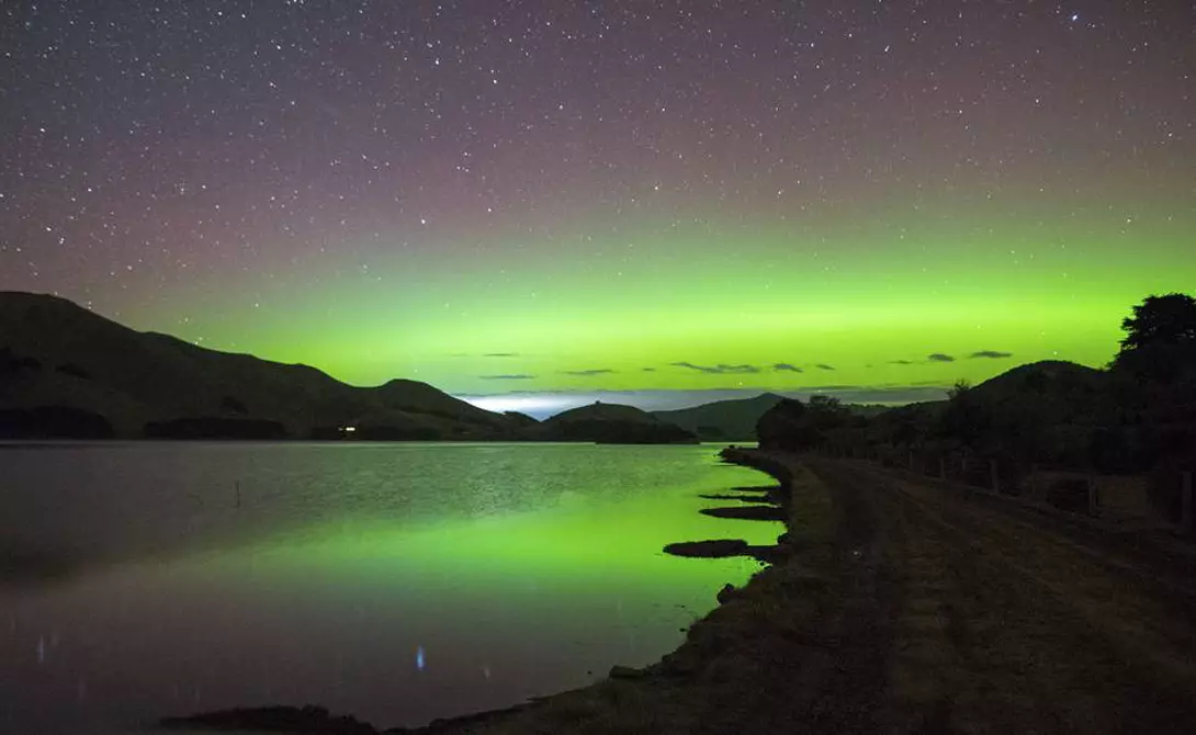 'N Kunsmatige wonder Boonop kon wetenskaplikes selfs die aurora in die laboratorium herskep. Die Sowjet-Franse wetenskaplike eksperiment ARAX was daarop gemik om die ionosfeer en die aarde se magnetiese veld te bestudeer. Binne sy raamwerk het fisici 'n Sowjet -versneller van gelaaide deeltjies in die lug gelanseer, wat op 'n paar honderd kilometer se hoogte geaktiveer is. Onder die invloed van die aarde se magnetiese veld het die deeltjies wat daardeur vrygestel word, 'n kunsmatige aurora geskep, waarvan die studie navorsers gehelp het om baie van die geheime van ons atmosfeer te ontbloot.