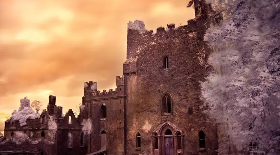 Castelul Lip din Irlanda În secolul al XII-lea, castelul a fost construit de influentul clan O'Bannon. Cuibul familiei eminentilor irlandezi s-a transformat foarte curând într-o sperietoare pentru întreaga zonă: aici au avut loc sărbători fratricide, execuții constante și chiar sacrificii. Capela locală a primit porecla „Capela Sângelui” după ce un soț gelos și-a înjunghiat soția și iubitul în ea, apoi i-a adus pe copii acolo și i-a făcut să se roage timp de șapte zile peste trupurile putrezite ale adulterilor. Există fantome aici? Încă aș face!