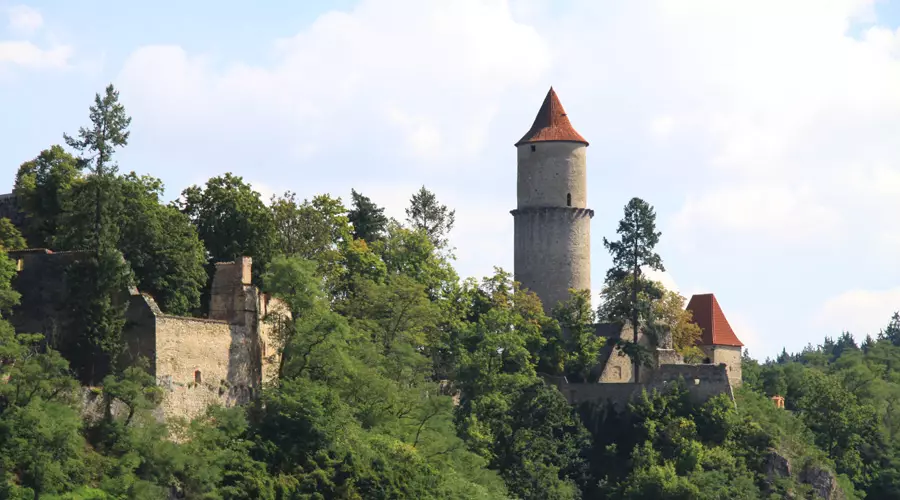 Zvikov Republica Cehă Acesta este unul dintre cele mai importante și semnificative castele gotice din Boemia medievală. Potrivit zvonurilor, în castel locuiește un diavol local Zvikovsky, căruia nu îi plac foarte mult oamenii. Glume deoparte, dar aici se întâmplă lucruri ciudate, neplăcute. Animalele refuză să intre în unele camere ale castelului, uneori perdelele din holul principal luminează spontan, iar cei care dorm în turnul principal mor în decurs de un an. Așa spun localnicii.