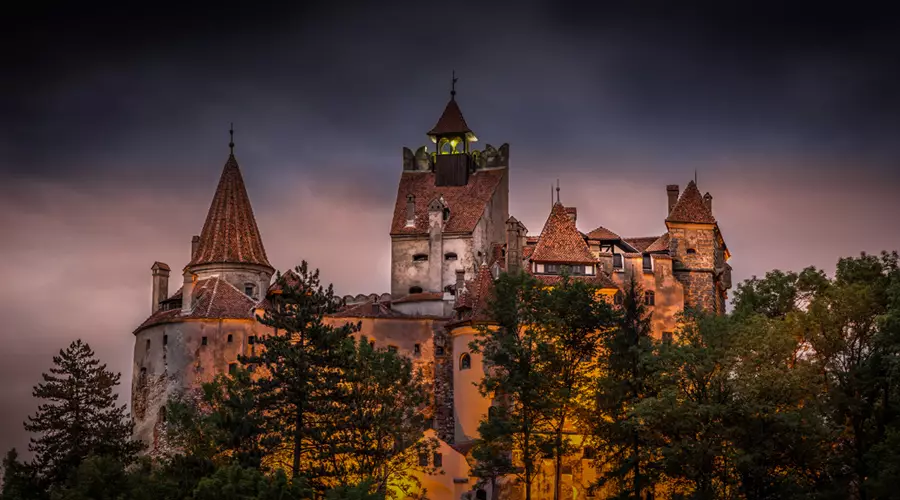 Castelul Bran România Unul dintre cele mai terifiante castele din lume, Castelul Bran a fost sediul lui Vlad al III-lea, un brutal conducător român mai cunoscut ca Vlad Dracula sau Vlad Tepes. Acest om l-a inspirat pe Bram Stoker pentru celebrul roman gotic „Dracula”: vă puteți imagina cât de sumbru este atmosfera din cuibul ancestral al principalului vampir din lume. Un pic mai înfiorător? Uşor. Într-una din sălile principale ale lui Bran, există un cufăr auriu unde inima reginei Maria este ascunsă. Bineînțeles, încă bate - dacă se crede că zvonurile.