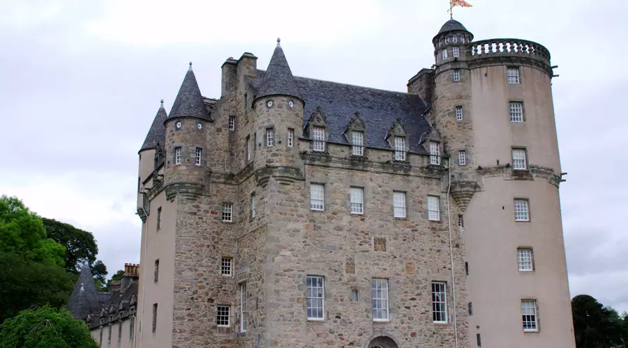 Fraser Castle Skotlandia Perenahna di beulah wétaneun Skotlandia, Fraser Castle kasohor ku carita anu pikasieuneun ngeunaan putri anu tiwas dina saréna ku setan. Aranjeunna nyarios yén awak awéwé malang éta diseret turun tina batu batu munara, sareng para pagawé henteu pernah tiasa nyeuseuh getih saatos éta. Pamilikna dituduhkeun kedah nyumputkeun léngkahna ku panél kai, tapi dina bulan purnama, getih masih némbongan ngalangkungan aranjeunna.