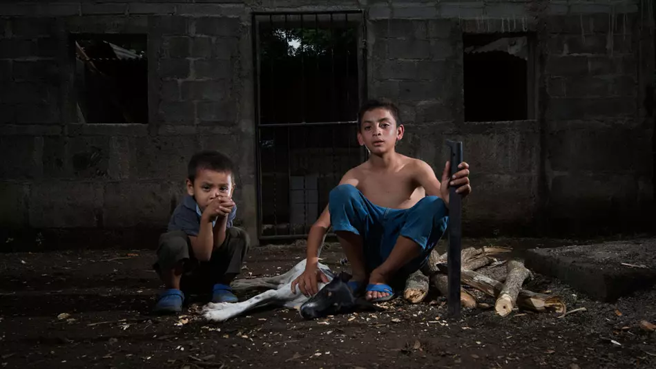 Machete # 45: Tipitapa, Nicaragua Brian ha iniziato a usare il machete all'età di cinque anni. Guadagna 80 centesimi a mezza giornata pulendo l'erba intorno agli alberi. Nella foto è lui con il suo cane Camilla e il fratello minore Jonathan dopo aver tagliato la legna per la sua famiglia.