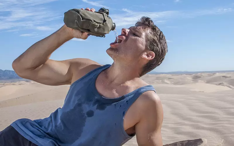 Durst und trockener Mund Das offensichtlichste (Speichel besteht immerhin zu 99 Prozent aus Wasser), aber eines der letzten Anzeichen von Dehydration. Wenn Sie anfangen, einen trockenen Mund zu spüren, hat Ihr Körper Zeit, sich darauf vorzubereiten, eine Reihe von Funktionen aufzugeben.